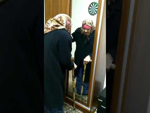 Aynada kendisiyle tartışan yaşlı teyze |  HD™