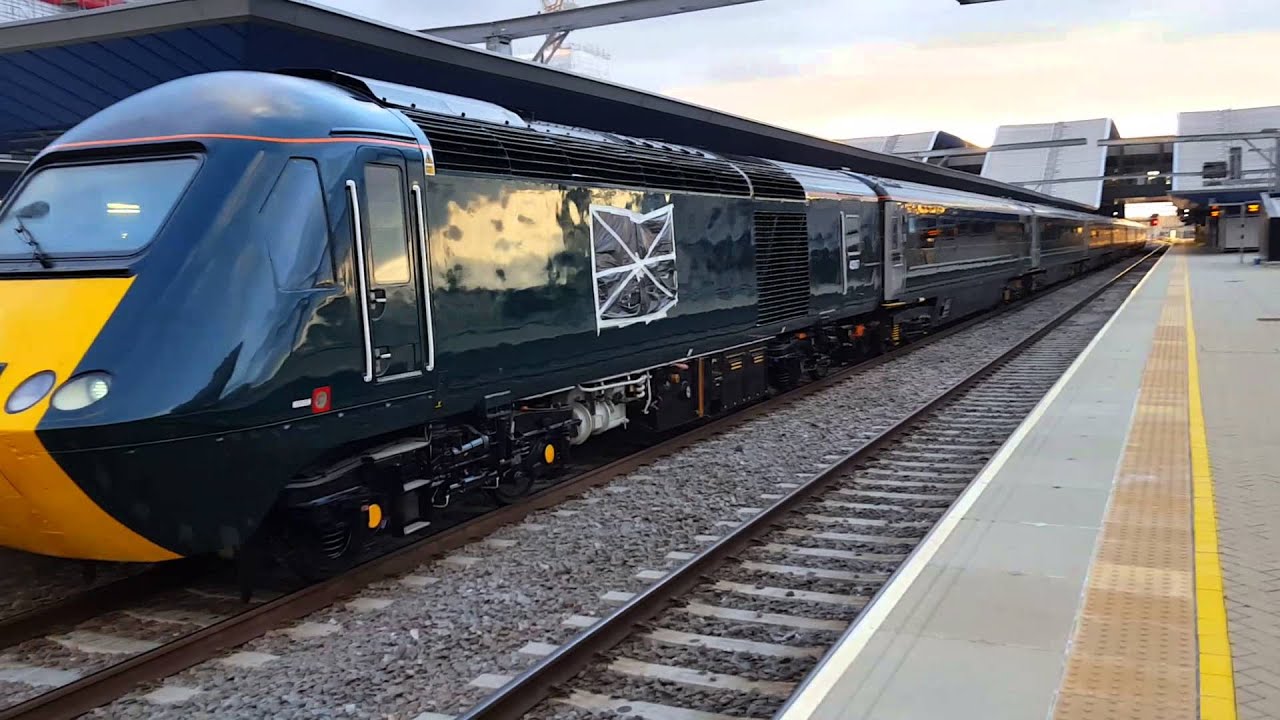 GWR Unbranded GREEN HST 43187 leads Green 43188 and green stock Departs ...