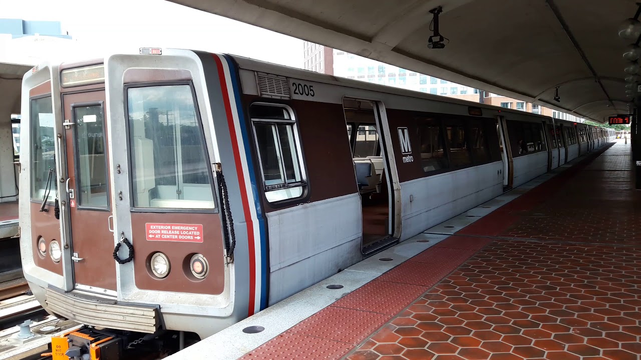 WMATA Yellow Line: Breda 2000 Series #2005 arriving at & leaving ...