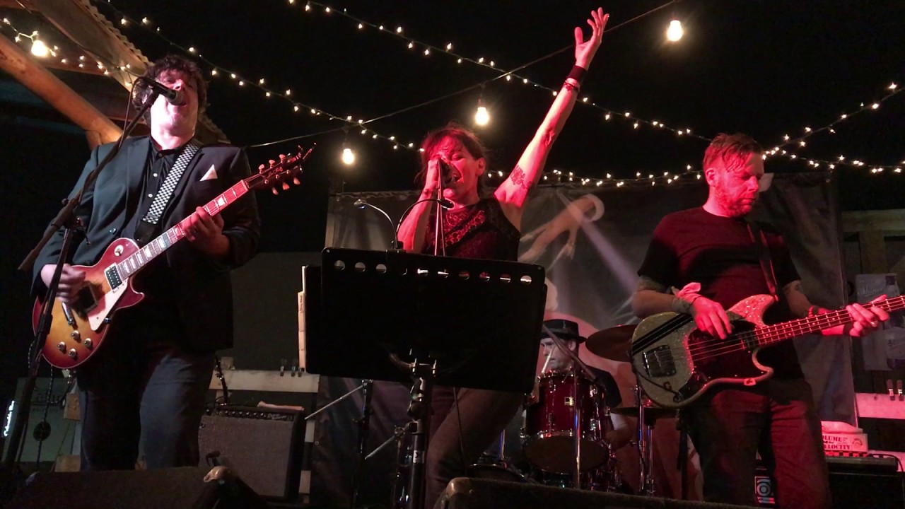 Selene Vigil Et Amicis - YouTube