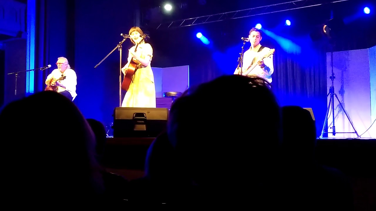 Sara Niemietz - On Ten - Live - YouTube