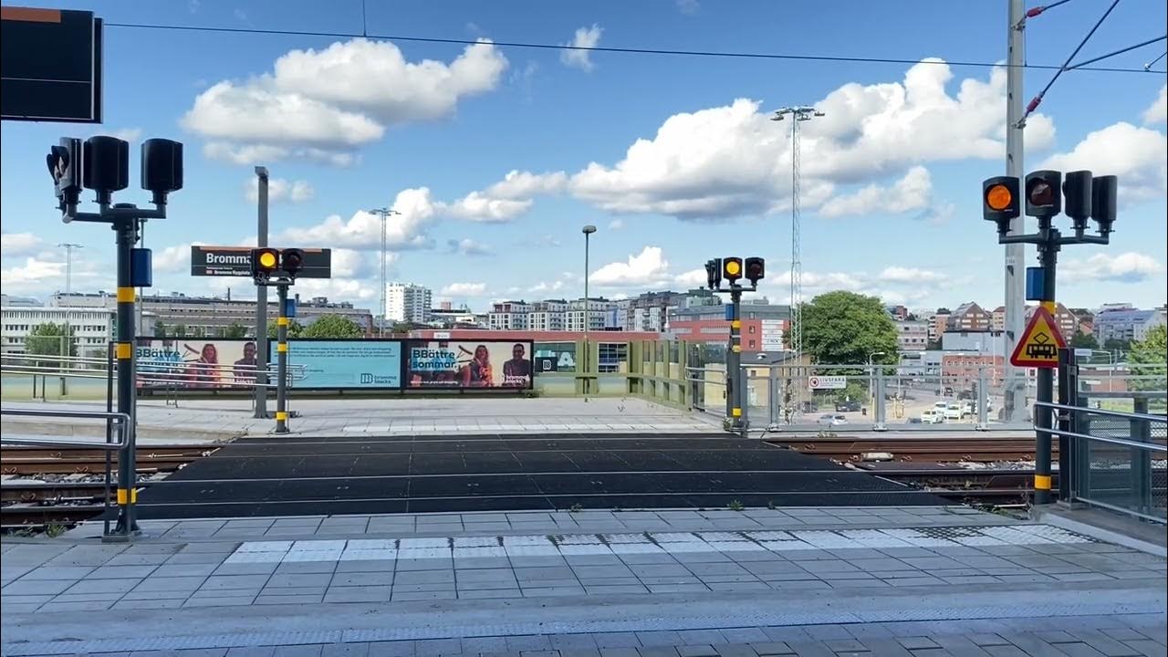 *Fel/Malfunction* Spårvägskorsningar Bromma Blocks / Swedish light rail level crossings - YouTube