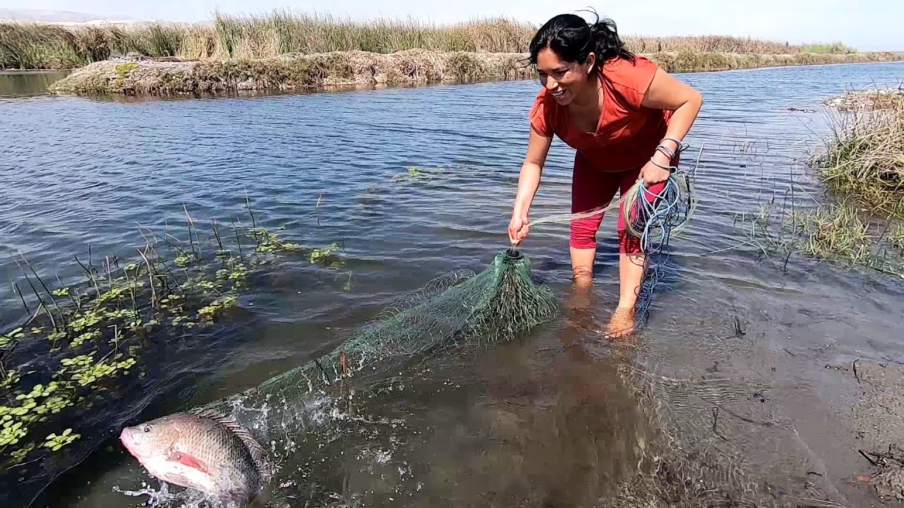 La CHICA Tira su ATARRAYA a la laguna y mira la Gran Sorpresa que se ...