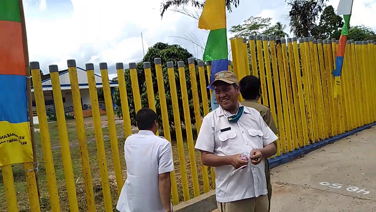 Pemasangan umbul2 dalam rangka penybutan menkopulhukam - YouTube