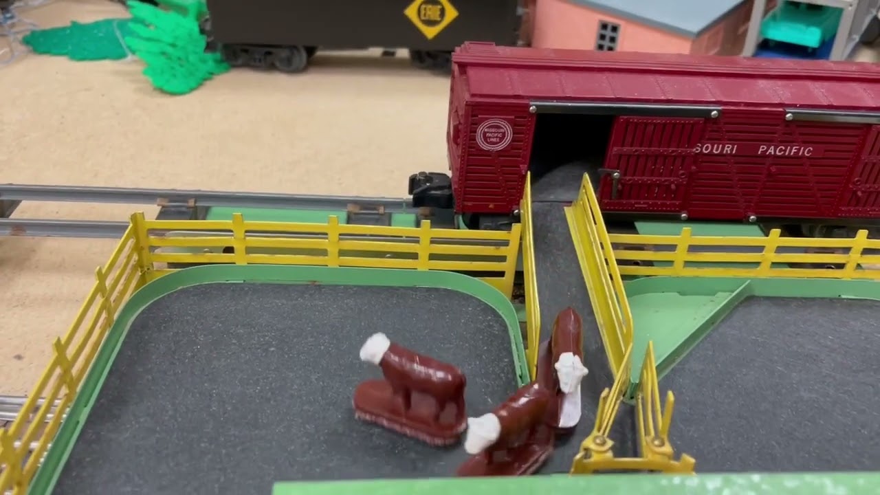 American Flyer Operating Stockyard & Car Unloading - YouTube