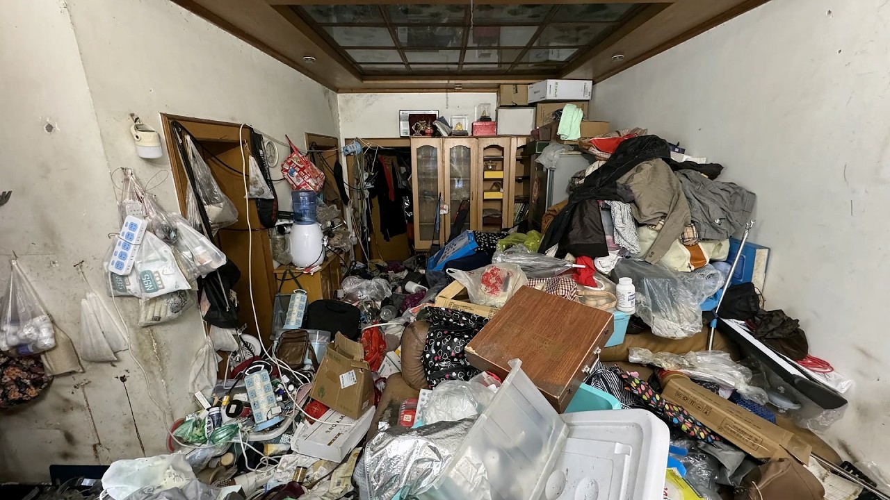 😱50 Years of Hoarding Gone in 48 hours: MASSIVE HOARD CLEAN UP! | CLEAN ...