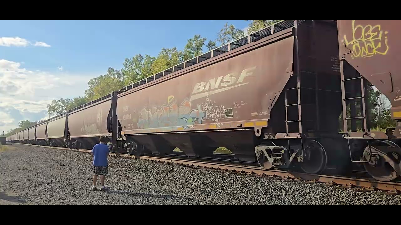 4:45 Csx G107 with Bnsf-7050/9043/9294 eastbound going down the ...