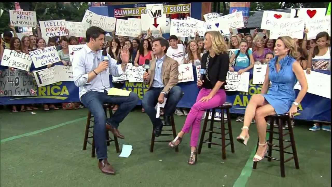 Amy Robach - quick leg cross in a short skirt - Good Morning America ...