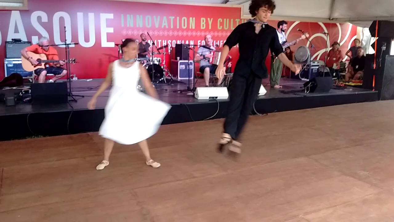 Basque dancers - YouTube