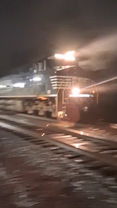 Fantastic NIGHT RUN! High Pitch Burst "Flying thru town" Norfolk Southern #4211-# 25a@rider22 ...