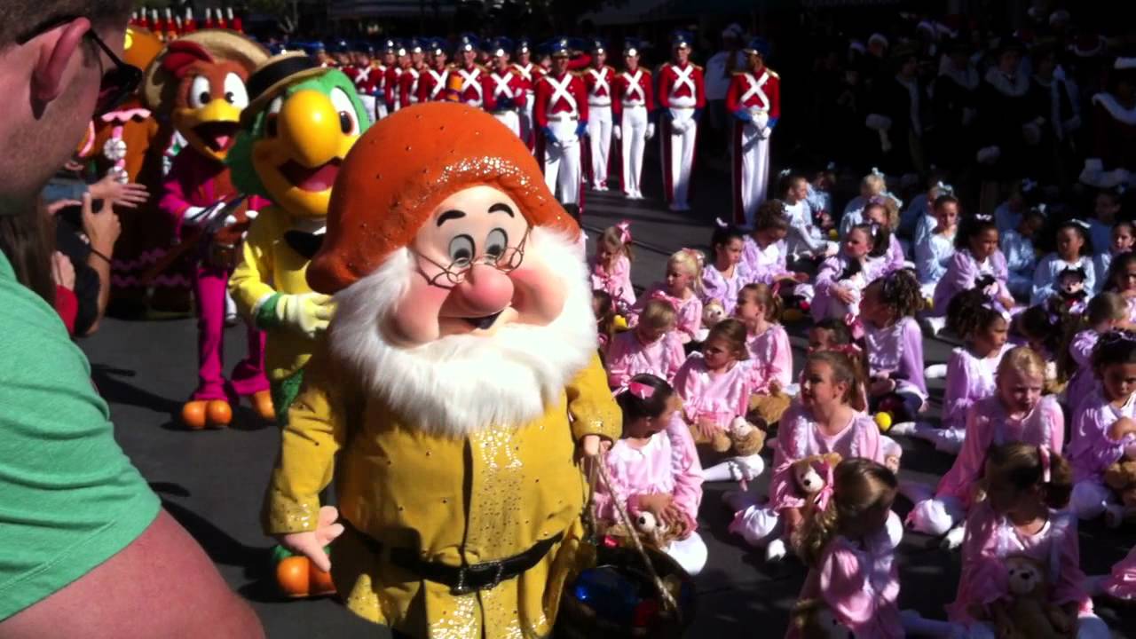 Christmas Day Parade 2011 taping at Disneyland - YouTube