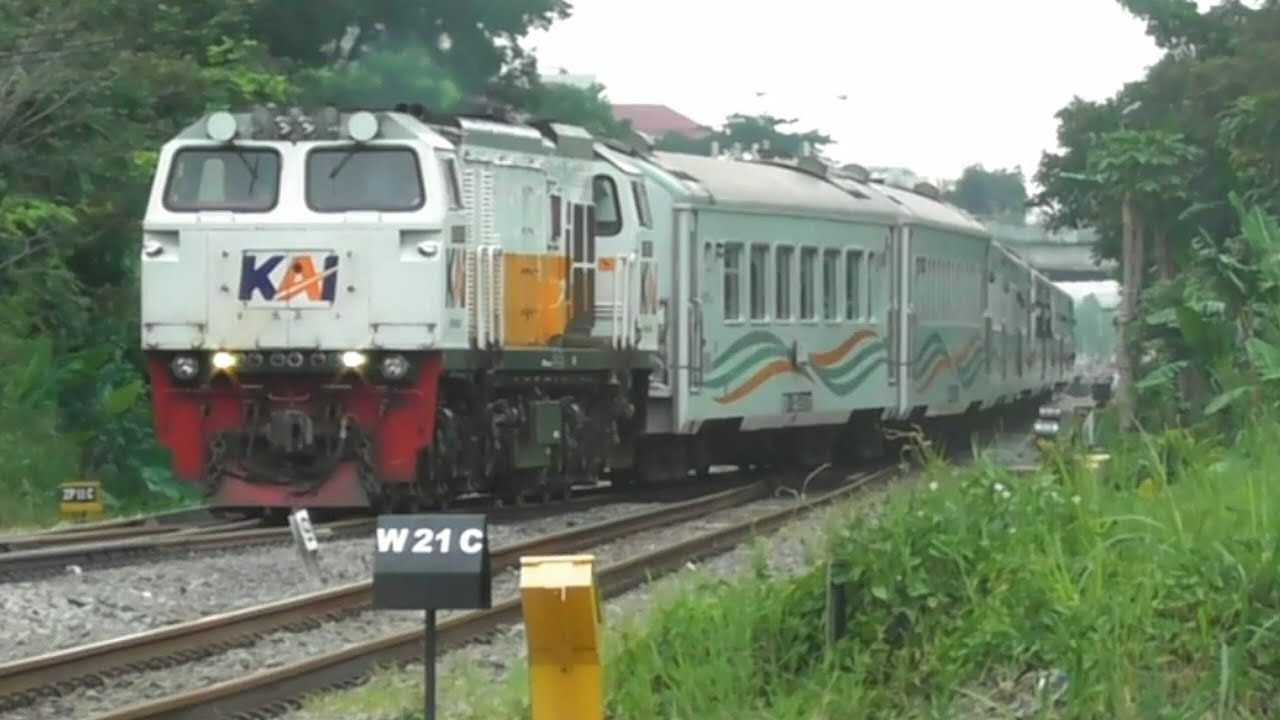 Kereta Api Argo Wilis Si Raja Selatan Melesat Kencang di Melintas ...