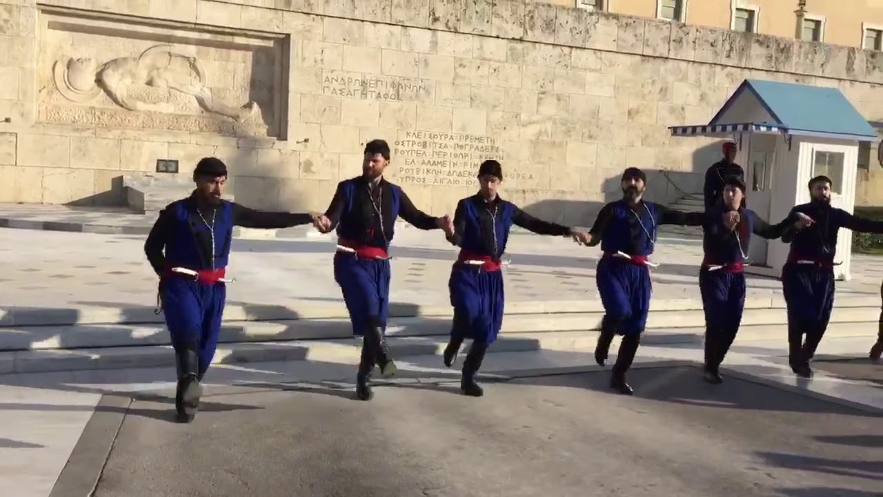 Πυρριχιος Ανωγειανος Πηδηχτός στο μνημείο Αγνωστου Στρατιώτη και στην ...