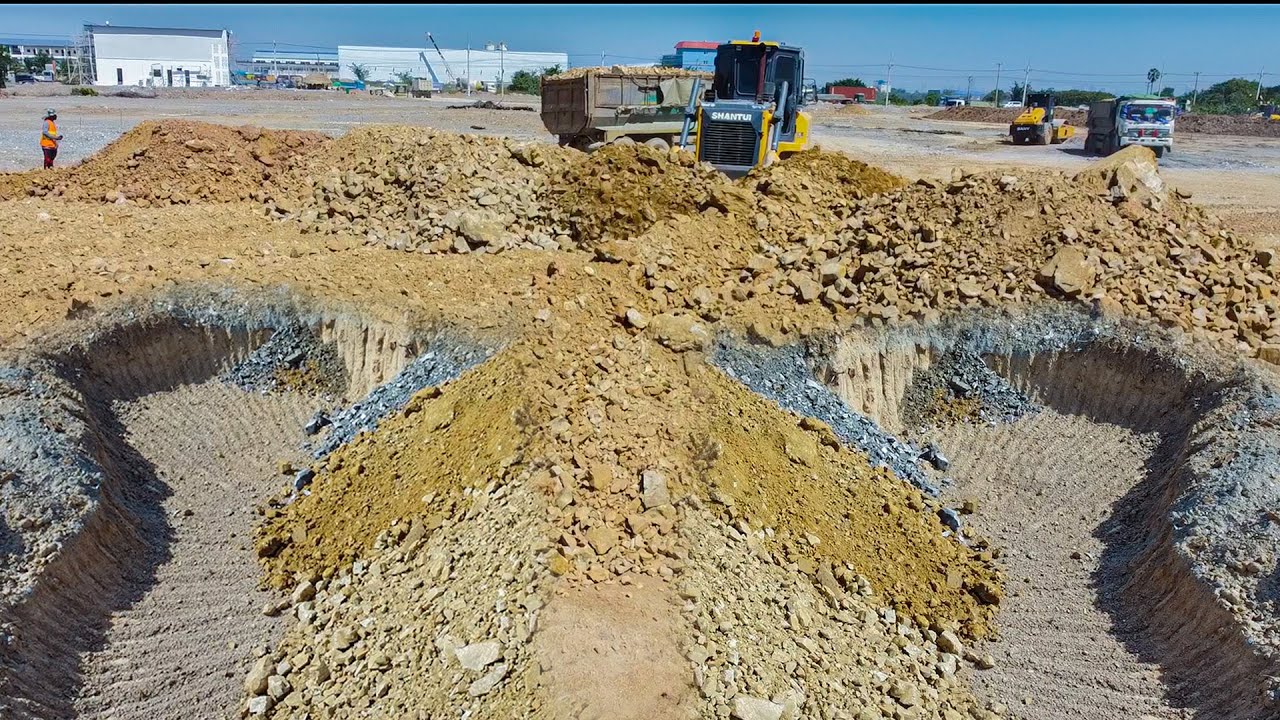 Nicely Landfill! 25T Dumping Truck & Bulldozer Shantui Pushing Stone ...