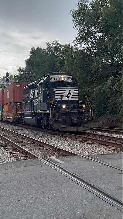 NS SD40-2 #6110 leads long intermodal train. #containertrain - YouTube