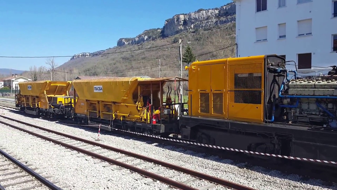 Locomotora ex-FEVE serie 1000 al ralentí en Pedrosa de Valdeporres ...