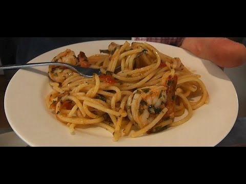PASTA WITH PRAWNS AND TOMATO (SPAGHETTI GAMBERETTI ...