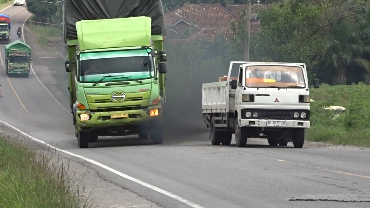 Old Mitsubishi Fuso Canter Truck Climb Hill - Old Truck Heavy Load ...