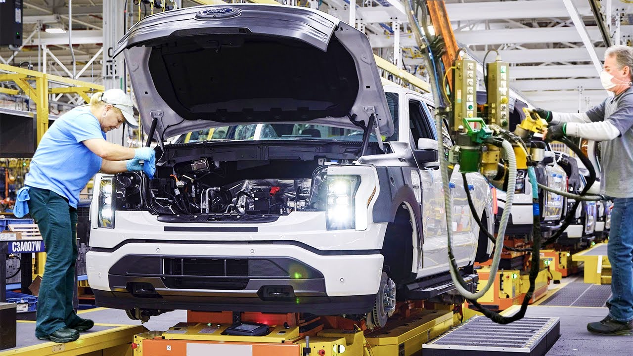 Inside Fords $6 Billion T3 Pick Up Factory - YouTube