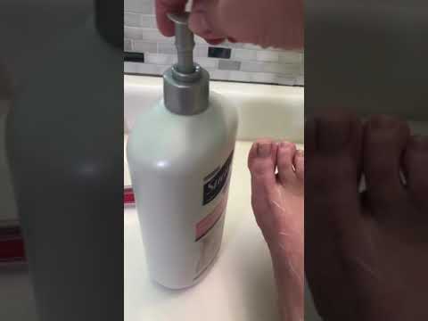 Sexy feet getting lotioned up 💕💕🤤🤤