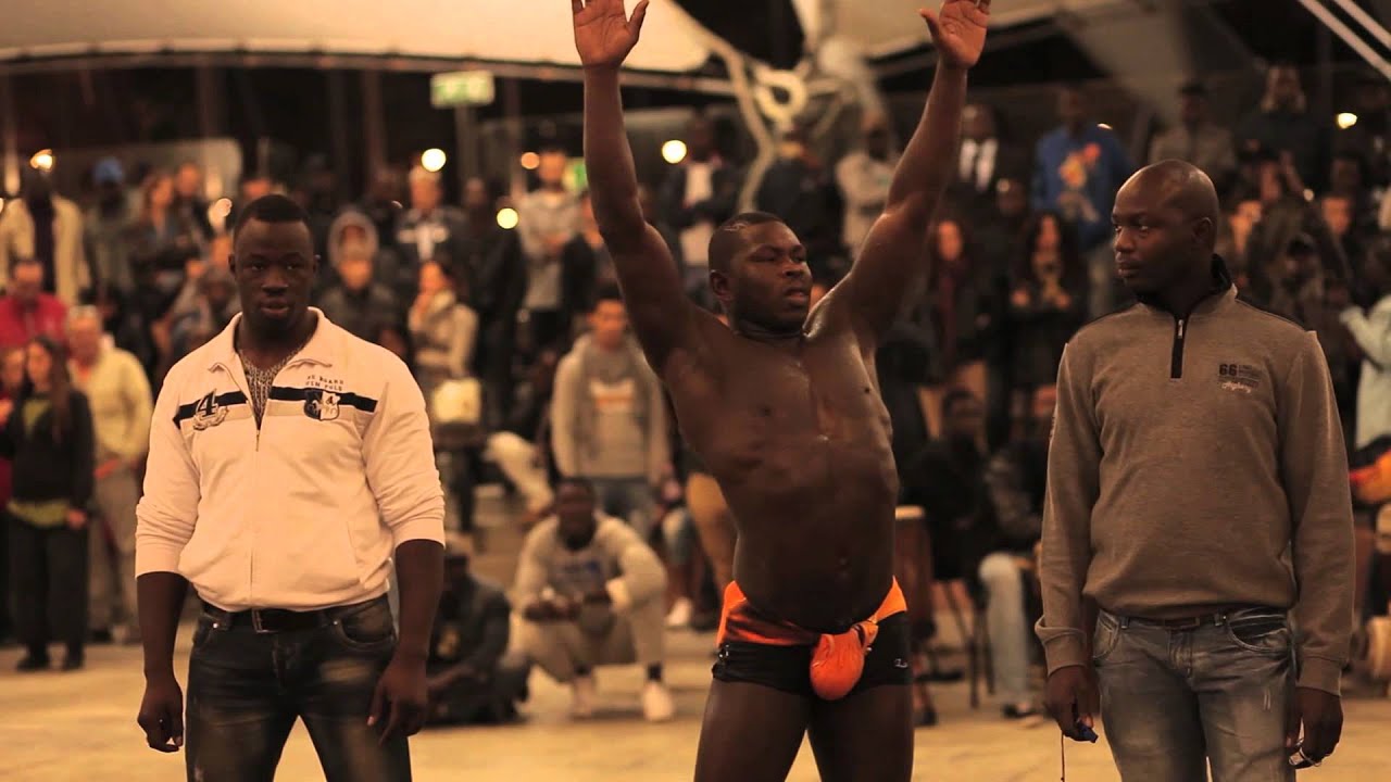 GENOVA-DAKAR Lotta senegalese al Porto Antico di Genova - YouTube