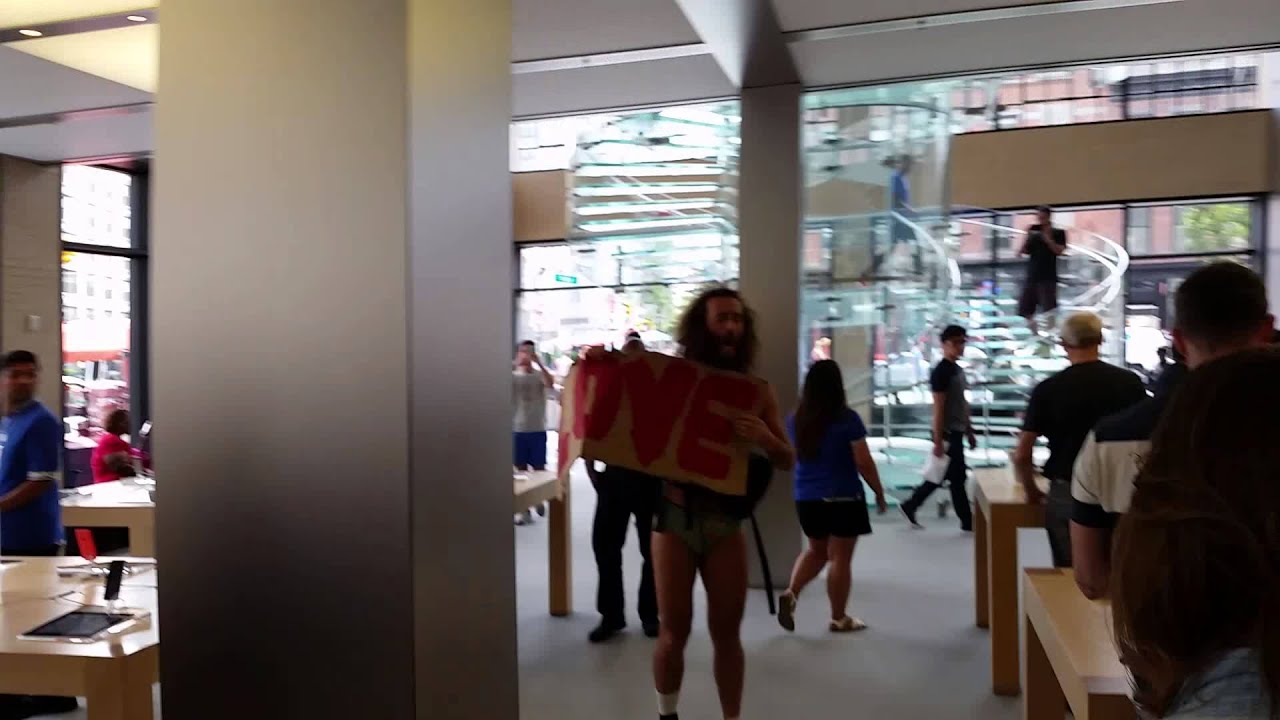 Guy in underwear makes apple store crowd cheer for eye contact not ...