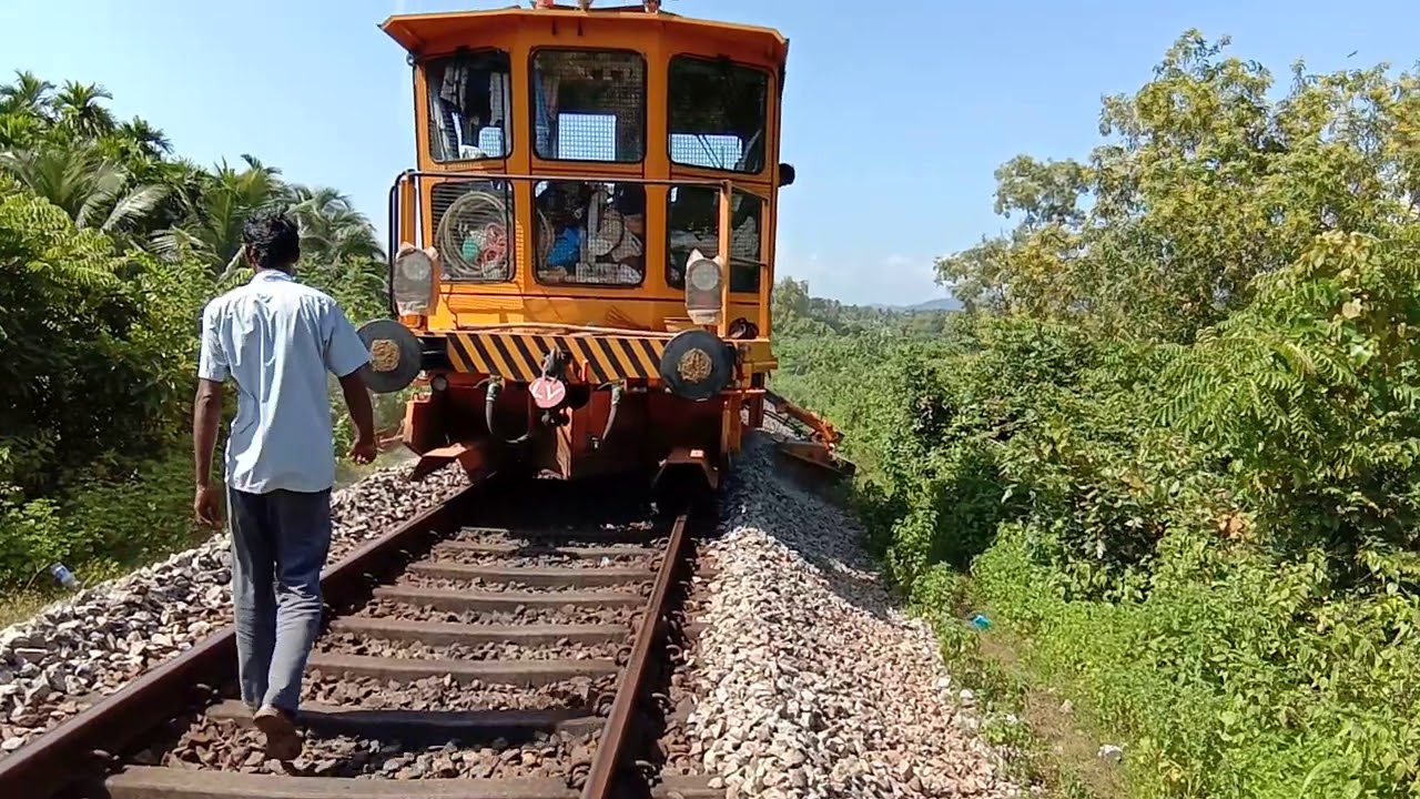 Ballast regulating machine - YouTube