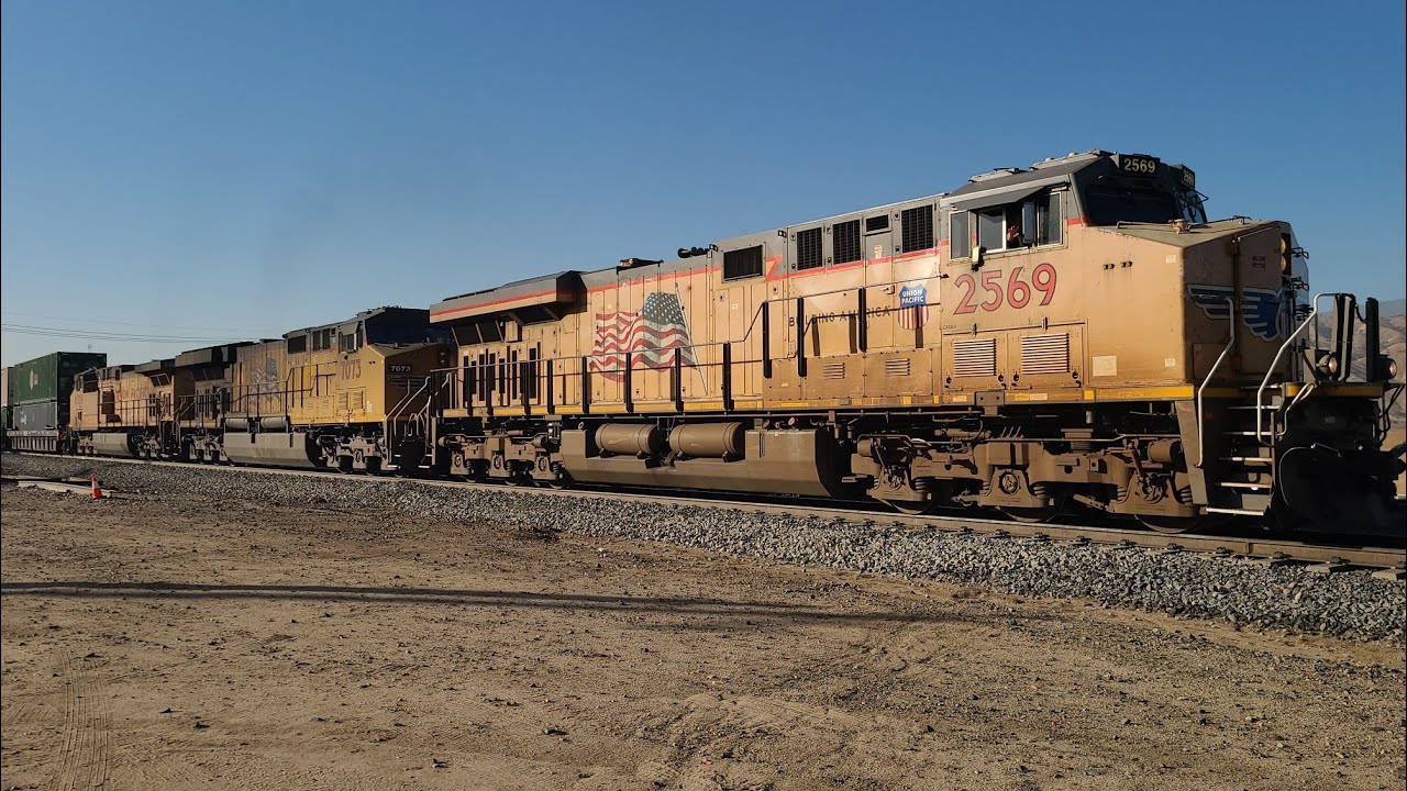 T4 ES44 Leader with Old AC6000CW on Union Pacific Intermodel at ...