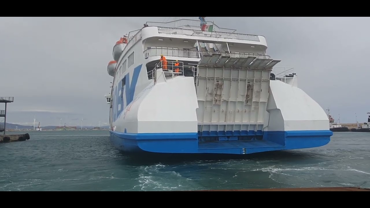 arrivo e atracco del moby kiss al porto di piombino - YouTube