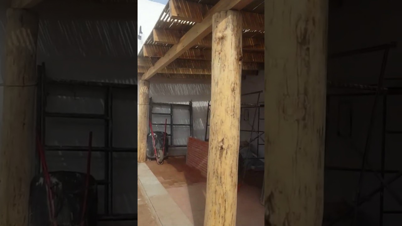 Techo en estructura de madera y terminado en carrizo - YouTube