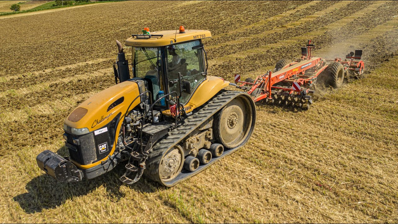 Le CHALLENGER MT765 au déchaumage avec un KUHN Performer 3000 dans de ...