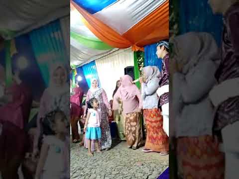 joget together emak, bapak, pakde, budhe....