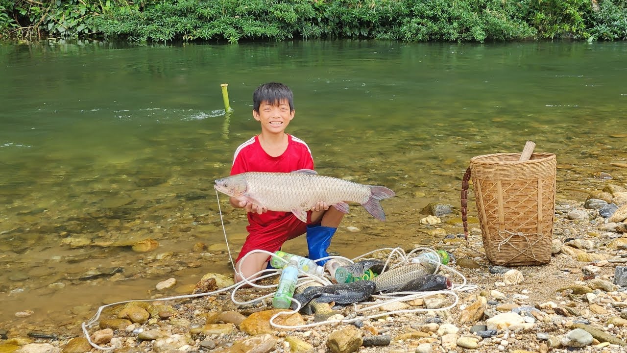 Using ropes to tie multiple fishing nets, caught a giant fish in a ...
