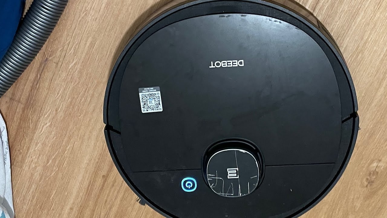 Близкая съемка робота-пылесоса Deebot - YouTube