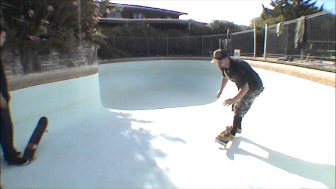 Pool skateboarding . - YouTube