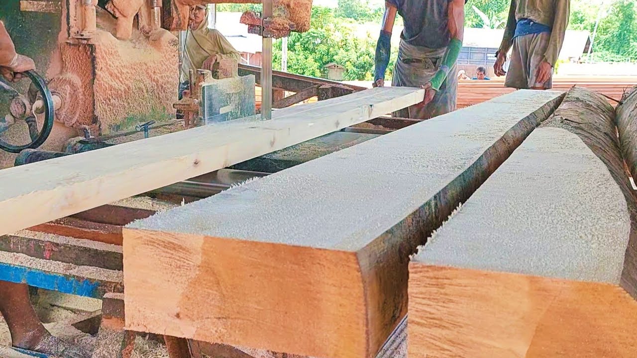 luar biasa,, proses penggergajian kayu Meranti batu meranti ini - YouTube