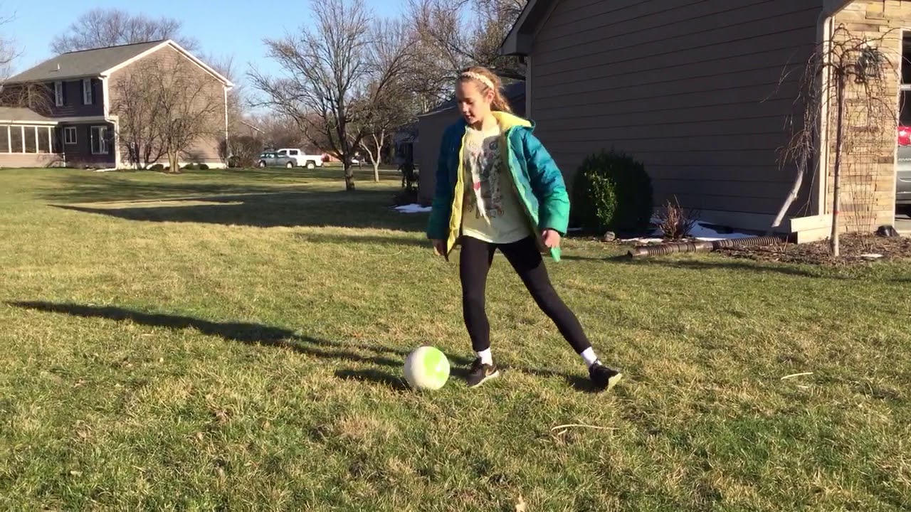 Soccer scissor move - YouTube