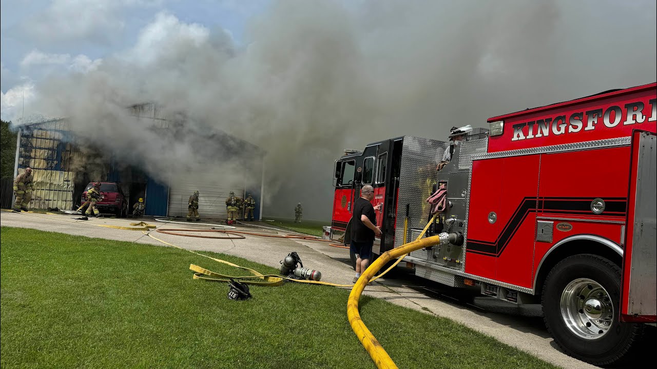 *FULL HOUSE RESPONSE* Engine 1,Utility 981 squad 962 and brush 971 ...