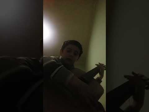 Elle ve qepikle gitar calmaq.Hansinda ses daha qeseng cixir
