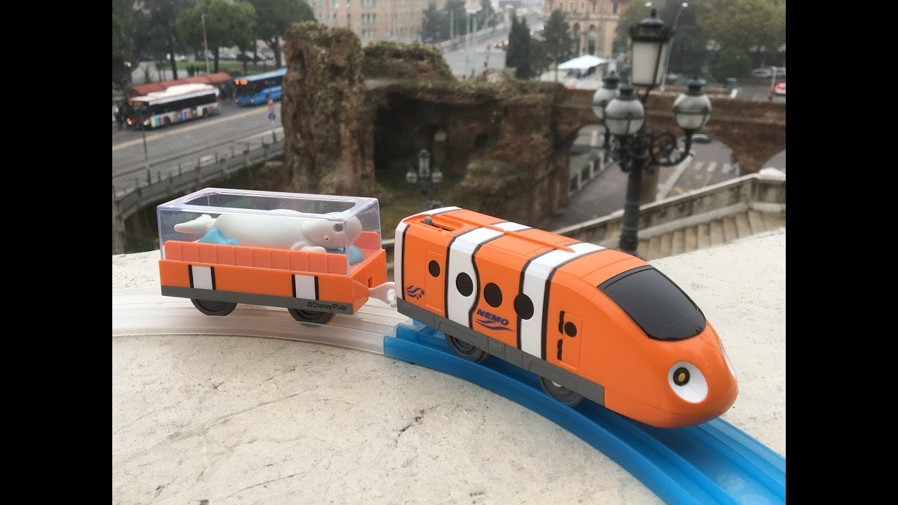 Plarail Disney Pixar Nemo Lucky Fin Train visita em Bologna Scalinata ...