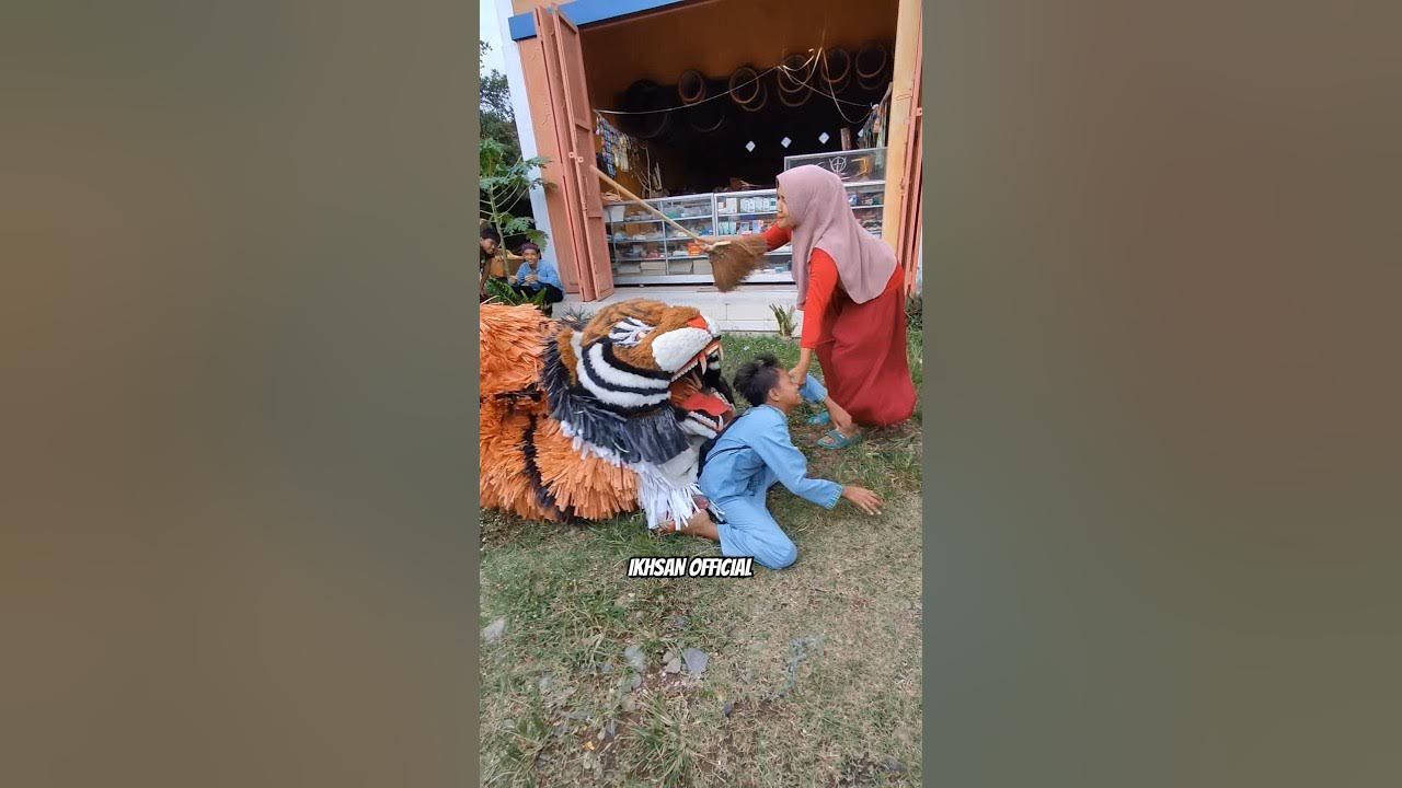 Can Macanan digebukin pake sapu sama Emaknya , Gara gara gangguin bocil ff yang berangkat ngaji ...