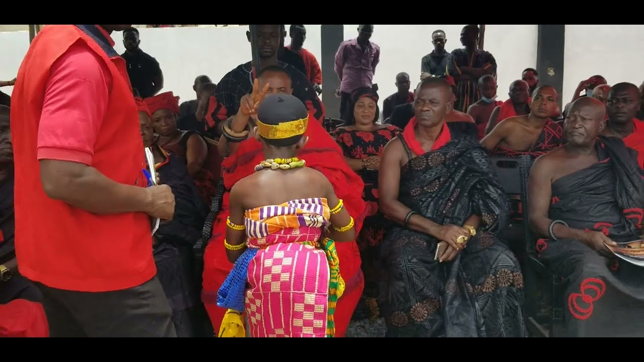 Raw Talent..Watch this child Adowa/kete dance - YouTube