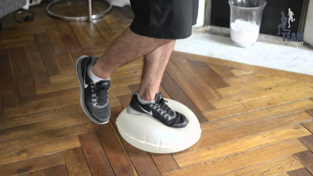 Equilibre sur un pied avec développé nuque sur un coussin - YouTube