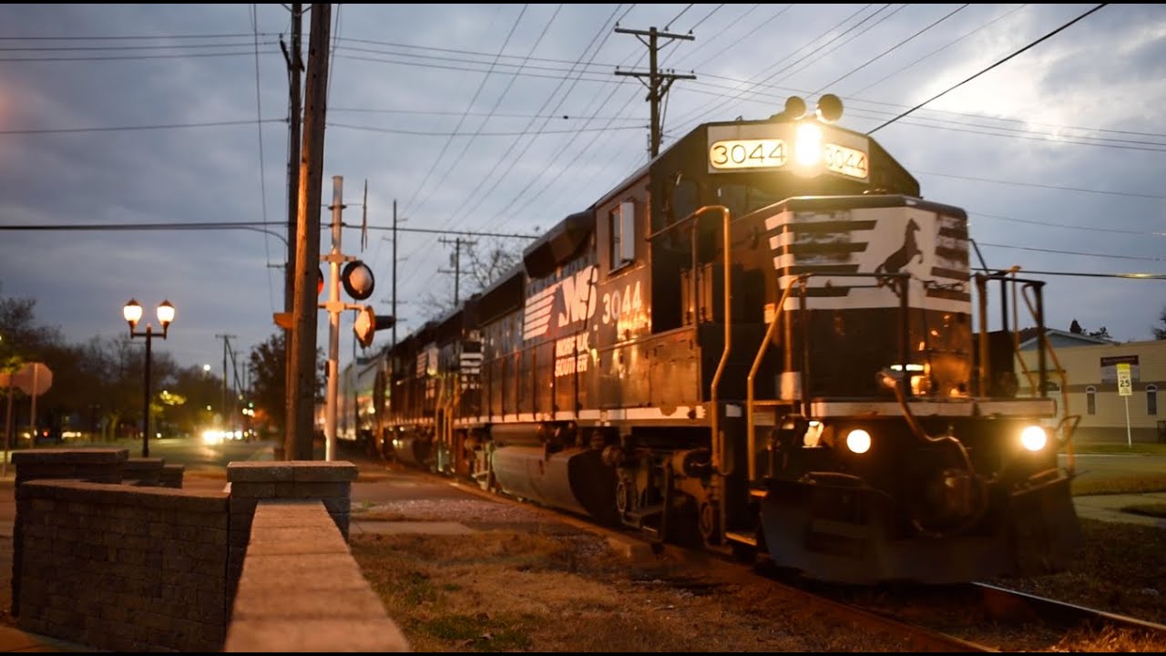NS 3044 with RS3L on MI-61 at Vineland, NJ, dusk on 11/9/23 - YouTube