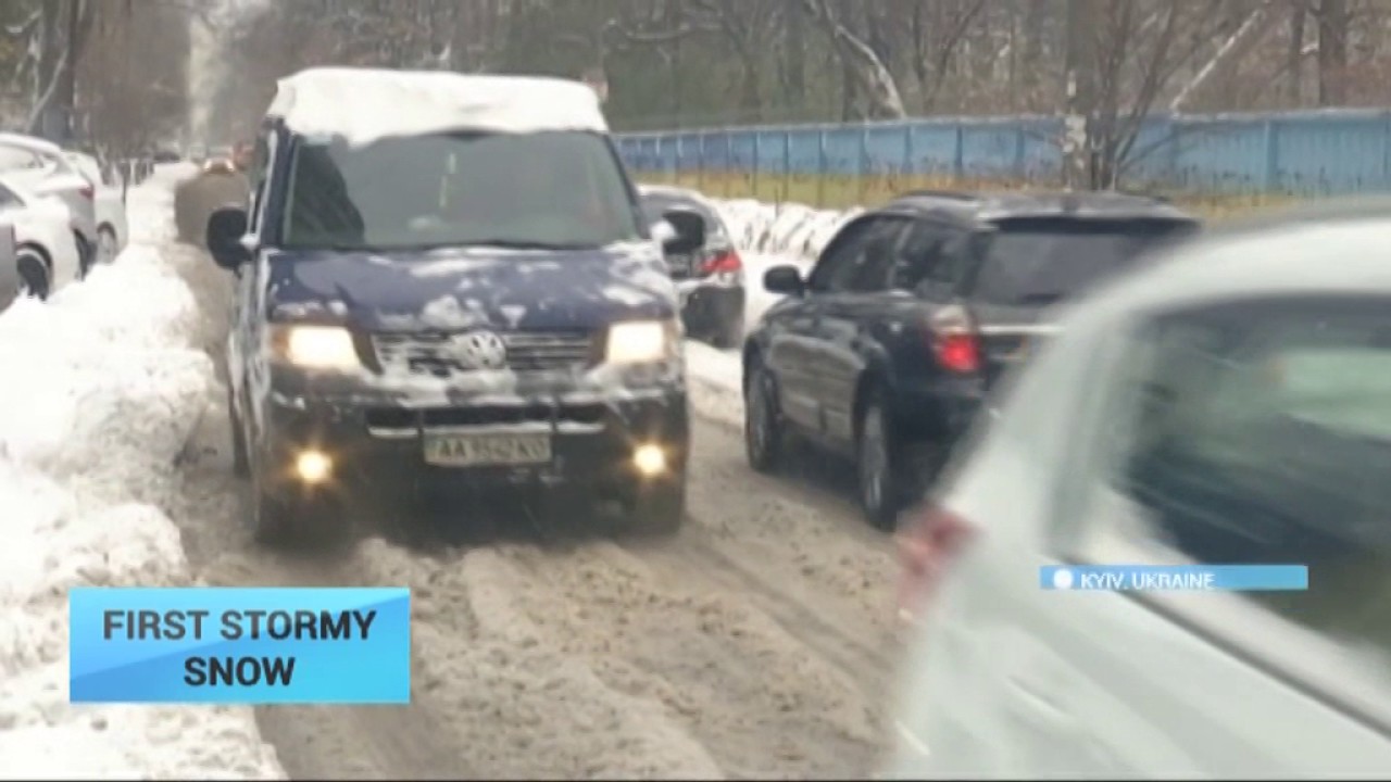 Ukrainian regions face first heavy snowfall - YouTube