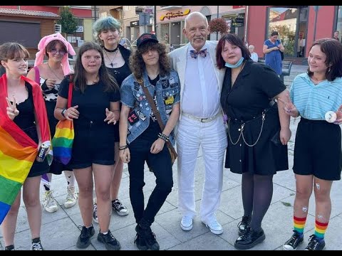 Młode lewaczki atakują uwięzionego Korwina