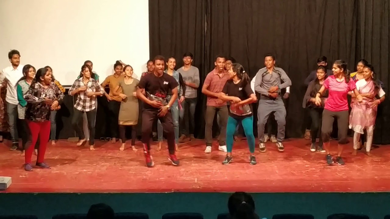 Mumbai University Folk dancers at Sathe College Mumbai - YouTube