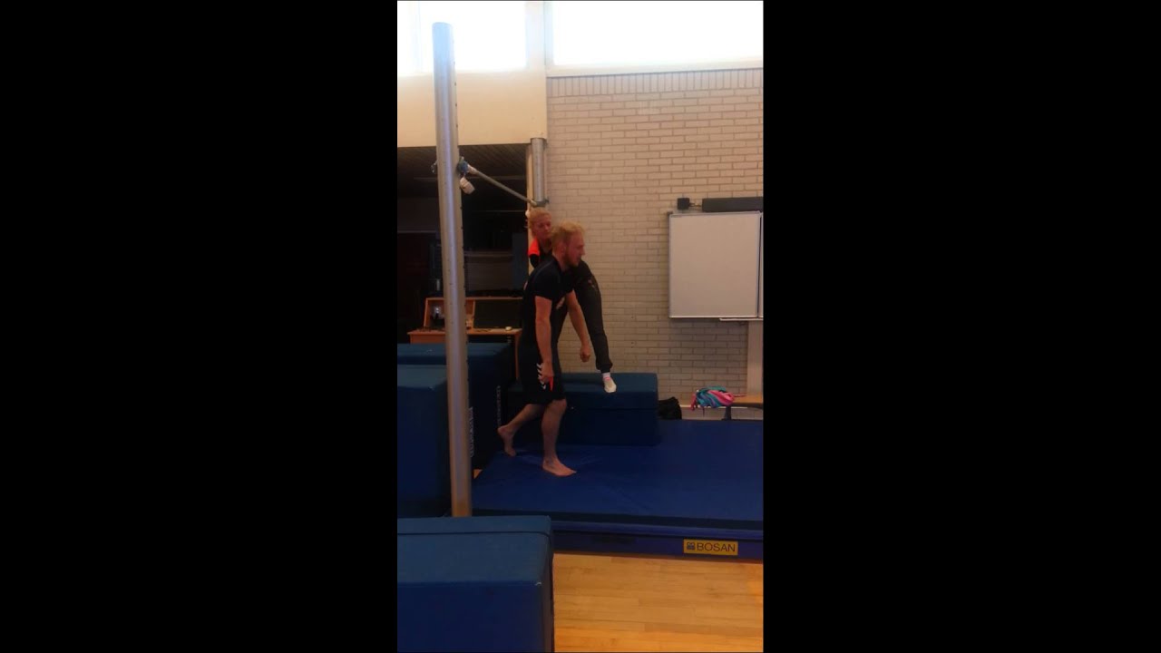 salto a o rekstok hulpverlenen draaigreep - YouTube