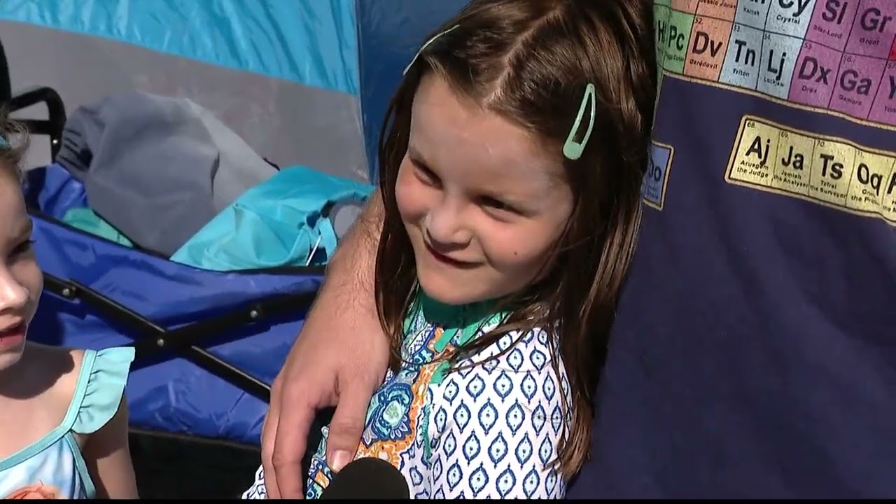 Long Islanders squeeze in last bits of summer at Tobay Beach - YouTube