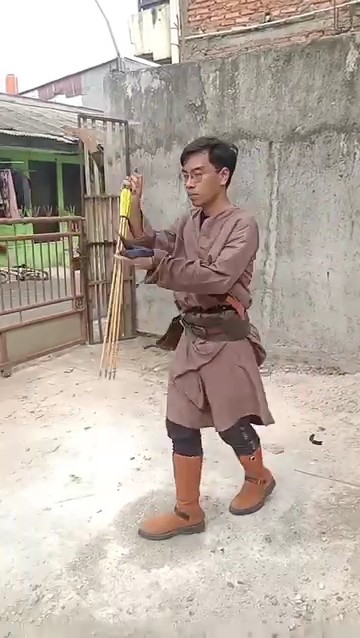 Holding Multiple Arrows with the drawing hand - Horsebow Shooting ...